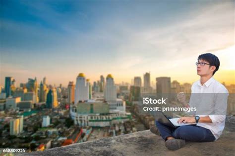 노트북 및 디지털 태블릿 도시 배경 사용 하 여 하는 젊은 사업가 경제에 대한 스톡 사진 및 기타 이미지 경제 고층 건물 그래프 Istock