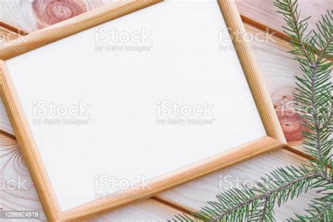 나무 칸막이와 가문비 나무 가지의 표면에 골동품 종이와 빈 베이지 색 나무 프레임 복사 공간 상단 보기 크리스마스 테마 0명에