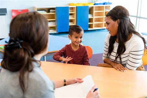 중간 성인 어머니와 인식 할 수없는 교사보기 에 유치원 소년 아이에 대한 스톡 사진 및 기타 이미지 아이 라틴 아메리카 히스패닉 민족 어린 시절 Istock