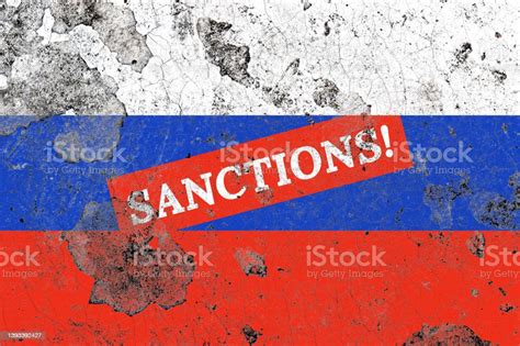 손상된 오래된 콘크리트 벽 표면에 빨간색 제재 라벨이있는 고통받는 러시아 국기 0명에 대한 스톡 사진 및 기타 이미지 0명 건축물 건축자재 Istock