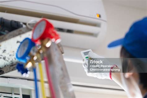 원격 제어 수리 및 유지 보수 개념으로 에어컨을 작동하는 기술자 더러운에 대한 스톡 사진 및 기타 이미지 더러운 에어컨