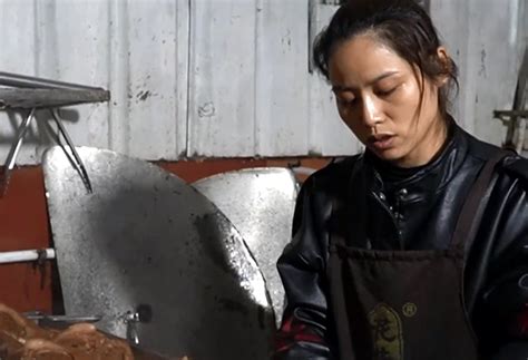 开封美女不做演员接班卖卤肉，一天卖七八百斤，一锅老卤用了40年