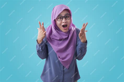 Premium Photo Asian Muslim Lady Wearing Hijab Shows Surprised Or