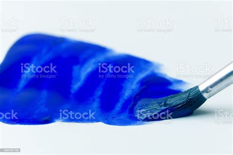 흰색 배경에 격리 된 페인트의 파란색 흔적 브러시는 파란색 수채화로 스트로크를 그립니다 개념에 대한 스톡 사진 및 기타 이미지