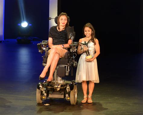 Lais Souza recebe homenagem e anuncia prêmio de Atleta da Torcida globoesporte