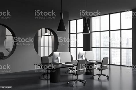 파노라마 창 근처에 Pc 컴퓨터와 안락의자가 있는 회색 비즈니스 인테리어 0명에 대한 스톡 사진 및 기타 이미지 0명 3