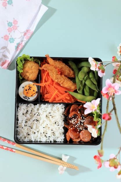 Вид сверху японский ланч-бокс bento с приготовленными на пару овощами ...