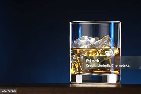파란색 배경에 대한 테이블에 유리로 된 얼음 조각과 위스키 근접 촬영 텍스트를 위한 공간 생활필수품에 대한 스톡 사진 및 기타 이미지 Istock
