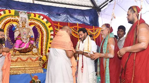 వైభవోపేతంగా రాజ శ్యామల యాగం పూర్ణాహుతిలో పాల్గొన్న సీఎం జగన్