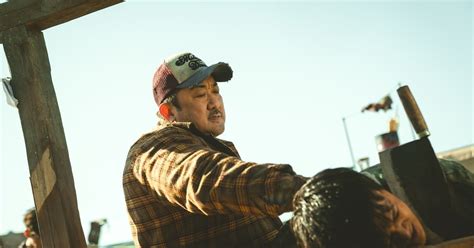 마체테 칼 휘두르고 장총 쏘는 마동석넷플릭스 영화 황야