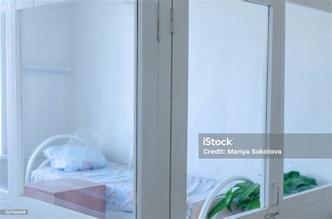 병원에 침대와 의료 장비가있는 고립 된 병원실 격리 격리의 환자 실 전염병 코로나바이러스 Merscov 2019ncov 코비드