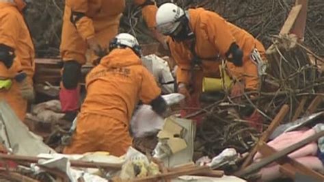 山形県鶴岡市のがけ崩れ・発生から40時間超 行方不明の高齢夫婦の救助活動続く 枕や毛布など見つかり、土砂を掘り起こす作業始まる Tbs