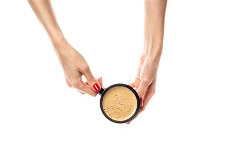 여성의 손은 흰색 바탕에 흰색 세라믹 컵을 들고 있다 커피 컵 커피 컵 라떼 카푸치노 3in1 커피 신선한 빨간 매니큐어를 가진 여성의 손 흰색 배경에 격리되어 있습니다