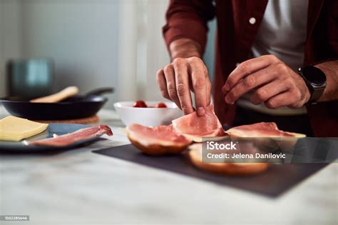 아침 식사로 햄과 치즈를 곁들인 샌드위치를 준비하는 남자의 클로즈업 사람들에 대한 스톡 사진 및 기타 이미지 사람들 아침 식사 햄 Istock
