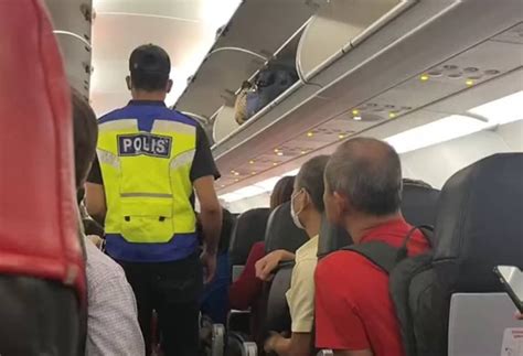 VIDEO Baru Landing Di JB Polis Cekup Lelaki Dalam Pesawat Rupanya