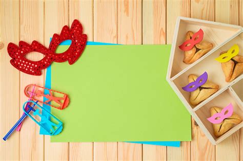 유태인 휴일 귀여운 재미 Hamantaschen 쿠키와 나무 테이블에 장난감 집 푸 림 배경 0명에 대한 스톡 사진 및 기타