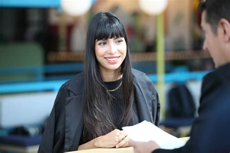 사업가이자 사업가인 인사 매니저가 여성을 인터뷰합니다 후보자 여성 배경에 면접관 앉아 인재 면접 중 젊은 매력적인 여성 25 29세에 대한 스톡 사진 및 기타 이미지