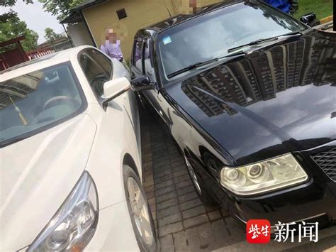 好不容易在停车场找到一个车位，男子“倒车入库”一心急撞了张某车辆黑色