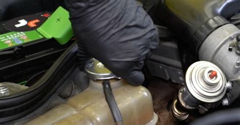Anleitung MERCEDES BENZ VARIO Kipper Temperatursensor und Kühlwasserthermostat wechseln