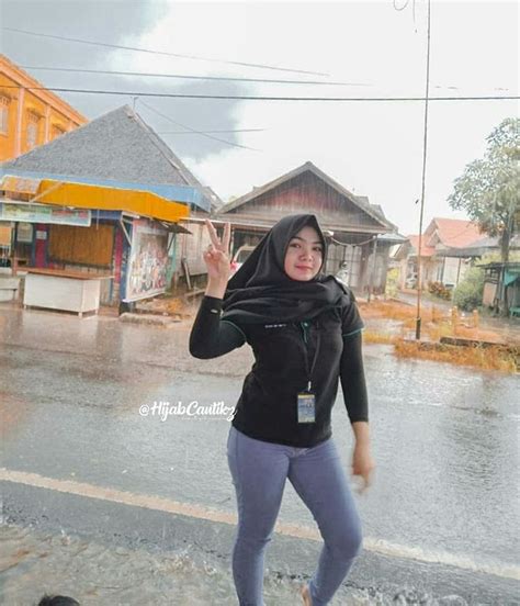 Hijab Cantik Indonesia on Instagram: “#Repost @nana.mimotz__ --- Hujan masih air,dan rindu ku ...