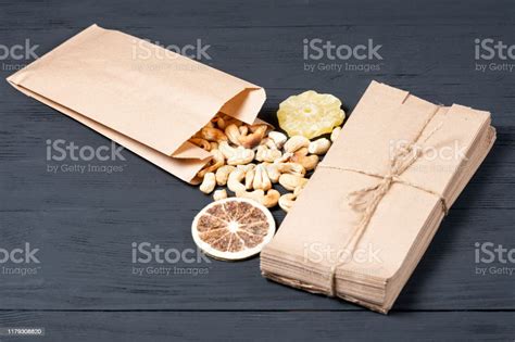 에코 패키지에 나무 배경에 다른 견과류 설탕에 절인 과일과 말린 과일 재활용품의 에코 패키지 개념 0명에 대한 스톡 사진 및