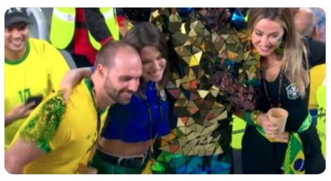 Eduardo Bolsonaro é criticado após ser flagrado em jogo do Brasil no