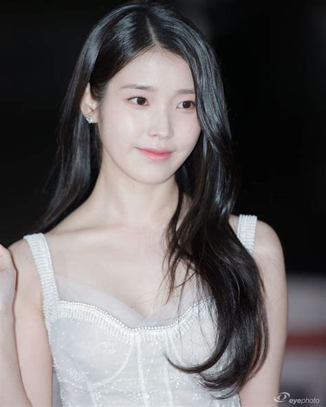 Iu Receives Trophy From The 43rd Blue Dragon Film Awards