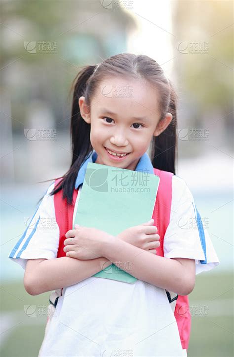 重返校园仅一个女孩小学肖像东亚人仅儿童中国拿着儿童童年
