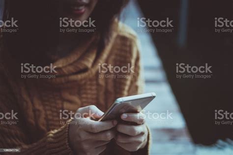 여자 손 스마트폰 및 미소를 사용 하 여 자연과 함께 재미를 느끼는 아름 다운 배경 비즈니스 금융 무역 재고 Maket 및 소셜