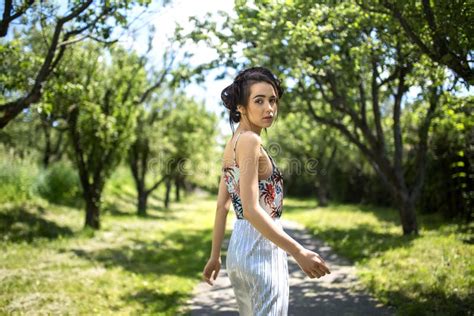 Ragazza In Un Parco Immagine Stock Immagine Di Elegante