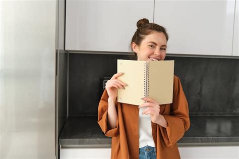 Portrait Dune Jeune Femme Moderne Debout Dans La Cuisine Avec Un