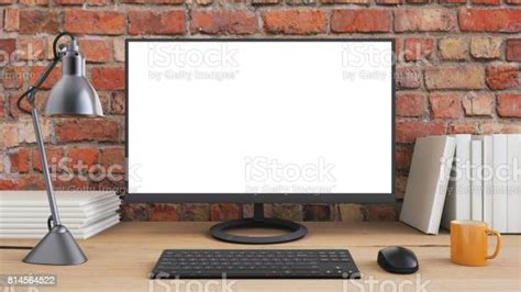 Monitor Komputer Di Meja Kantor Dengan Peralatan Foto Stok Unduh