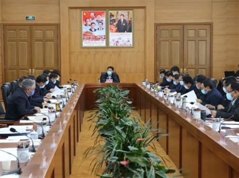 自治区党委常委会会议传达学习中央有关精神，吴英杰主持会议澎湃号·政务澎湃新闻 The Paper