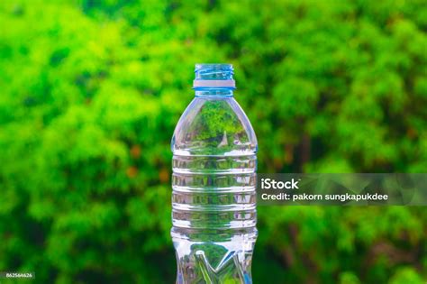 하늘과 나무 흐린 배경에 플라스틱 만든 병 물 벽지를 사용 하 여 패키지 또는 이미지 및 복사 공간을 새로 고침 제품 0명에 대한 스톡 사진 및 기타 이미지 Istock