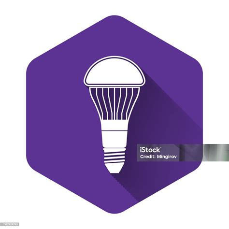 긴 그림자로 격리 된 흰색 Led 전구 아이콘입니다 경제적 인 Led 조명 전구 에너지 램프를 절약하십시오 보라색 육각 버튼