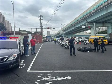 垃圾車左轉和直行機車發生碰撞！新北騎士疑遭輾壓 傷勢過重不治 社會萬象 要聞 Nownews今日新聞