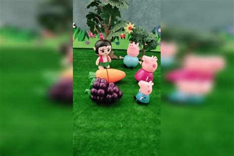 小猪一家得到很多水果水果变成了葫芦娃好神奇啊 水果 葫芦娃 一家