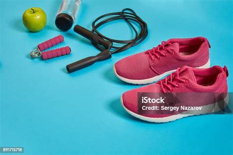 평평 하다 아령 병 물 점프 밧줄과 운동 화 스포츠 장비 피트 니스 항목 상위 보기 Sport Set에 대한 스톡 사진 및 기타 이미지 Istock