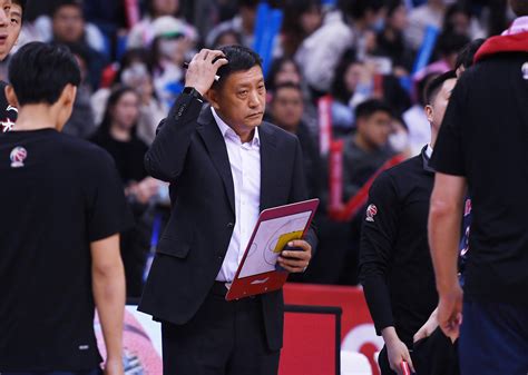 组图：青岛主场击败广东 刘维伟为队员表现鼓掌 搜狐大视野 搜狐新闻