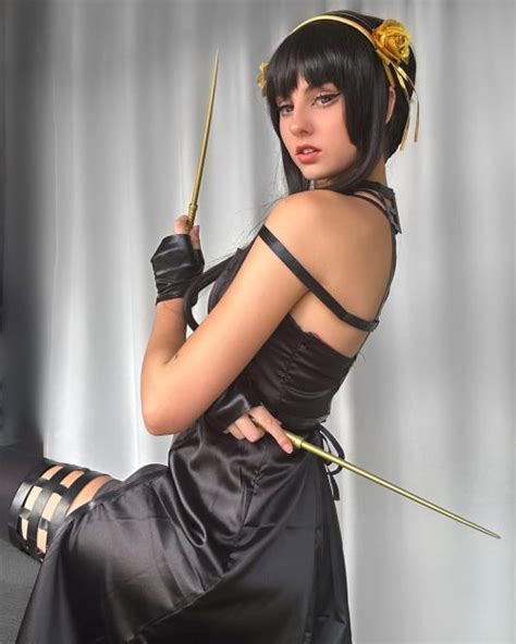 La Elegante Y Sensual Grace Lyra En Un Seductor Outfit De Cuero Negro