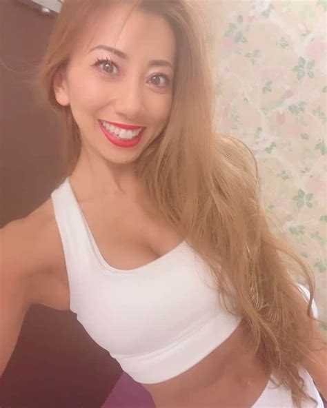 安井友梨さんのインスタグラム写真 安井友梨instagram「12月4日の試着会は、 完全予約制となりました㊙️㊙️ 本日から