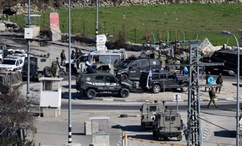بزعم تنفيذه عملية دهس الاحتلال يُطلق النار على شاب فلسطيني جنوب بيت