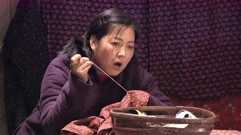 小麦为了叫醒睡着的林木，竟拿个小鞭子狠狠地打在了他的屁股上影视家庭好看视频