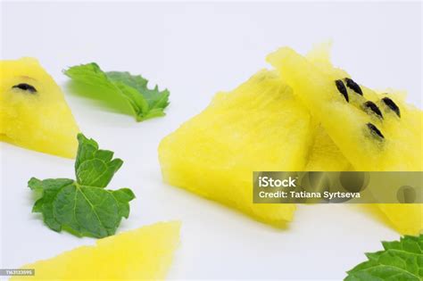 흰색 배경에 상쾌한 수박 민트 잎과 얼음 조각이있는 노란색 수박의 클로즈업 0명에 대한 스톡 사진 및 기타 이미지 0명