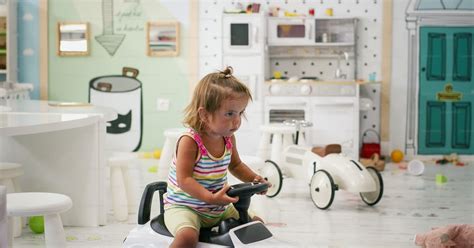 놀이터에서 어린 소녀입니다 어린이 차를 그리는 어린 소녀 사진 Unsplash의 세르비아 이미지