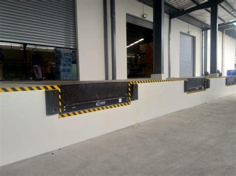 Peran Penting Dock Leveller Untuk Proses Bongkar Muat Angkutan Barang