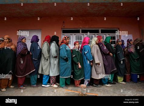 Srinagar Indian Controlled Kashmir 14th Dec 2014 Kashmiri Women