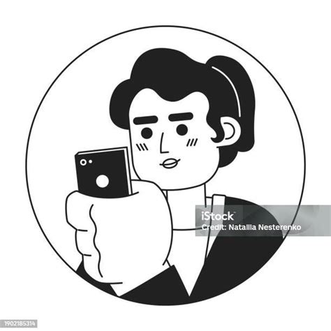 스마트 폰 여자 히스패닉 중반 성인 흑백 2d 벡터 아바타 그림 전화 스크롤 라티나 전문 개요 만화 캐릭터 얼굴 절연 모바일