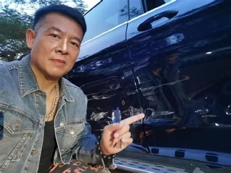 59歲老戲骨坐百萬豪車出意外！車門和車尾被撞爛 事後還淡定自拍 禁聞網