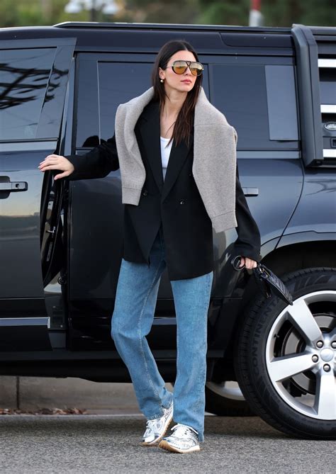 10 Kendall Jenner Street Style Outfit Formulas To Inspire Your Winter